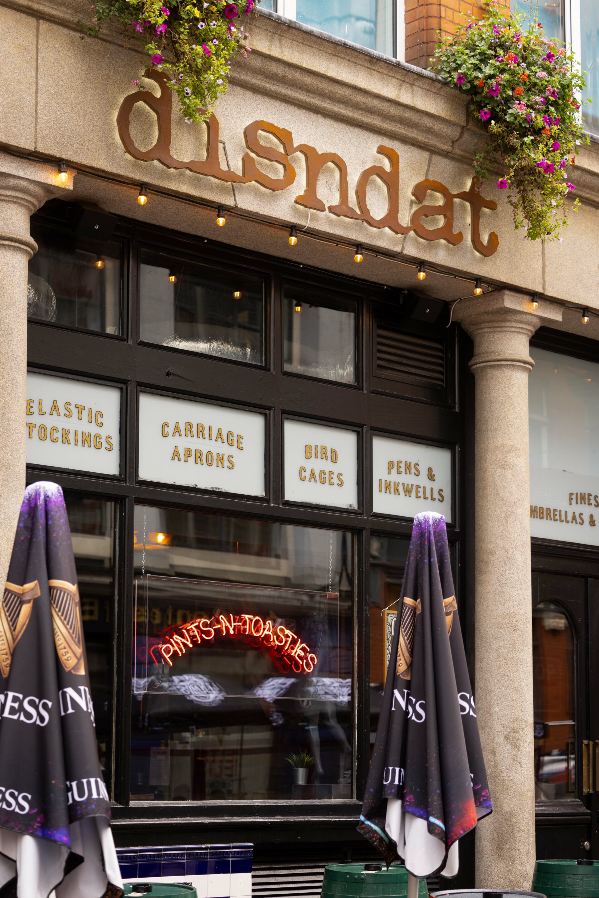 Experience Unforgettable Nights at Dublin's Eclectic Pub, disndat